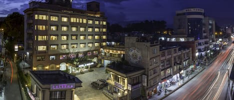 Fachada do alojamento (tarde/noite)