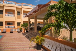 Quarto luxo, 1 cama Queen, sacada, vista para o mar | Terraço/pátio