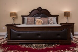 Quarto premium, 1 cama King, sacada, vista para o mar | 1 quarto, roupas de cama premium, individualmente decorados