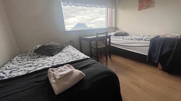 Quarto triplo econômico, banheiro compartilhado | Cortinas blackout, berços grátis, Wi-Fi de cortesia, roupa de cama