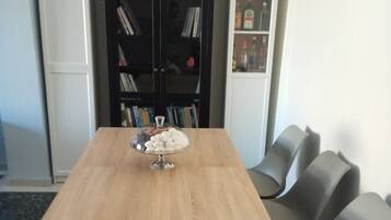 Apartamento superior, 2 quartos, acesso ao Club Lounge, vista para o parque | Opções para refeição no quarto