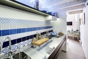 Dúplex | Cozinha privada | Um frigorífico/congelador grande, uma placa de cozinha