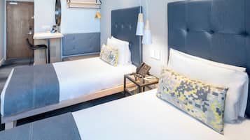 Quarto duplo standard | Cofres nos quartos, escrivaninha, espaço de trabalho para notebook