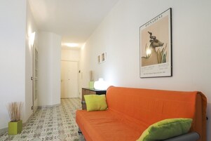 Apartamento, varanda | Sala de estar | TV de ecrã plano