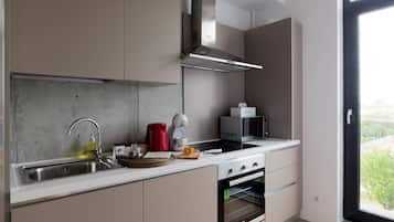 Um frigorífico, um micro-ondas, um forno, uma placa de cozinha