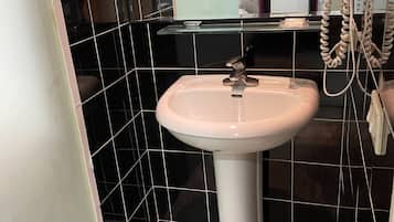 Quarto quádruplo básico, 2 camas Queen | Banheiro | Chuveiro com efeito de chuva, produtos de toalete grátis