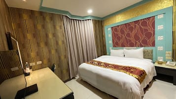 Quarto casal standard | Escrivaninha, cortinas blackout, Wi-Fi de cortesia, roupa de cama