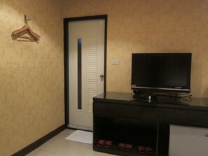 Quarto Triplo Standard | Secretária, cortinas/cortinados opacos, Wi-fi grátis 