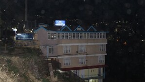 Um hotel com vários andares, com uma placa que diz 'HOTEL MERIDIAN'.