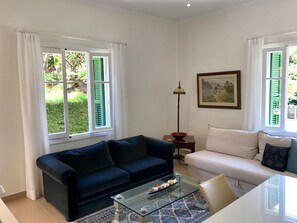 Casa de Férias Luxo, vista para o jardim (Olive) | Sala | Smart TV 