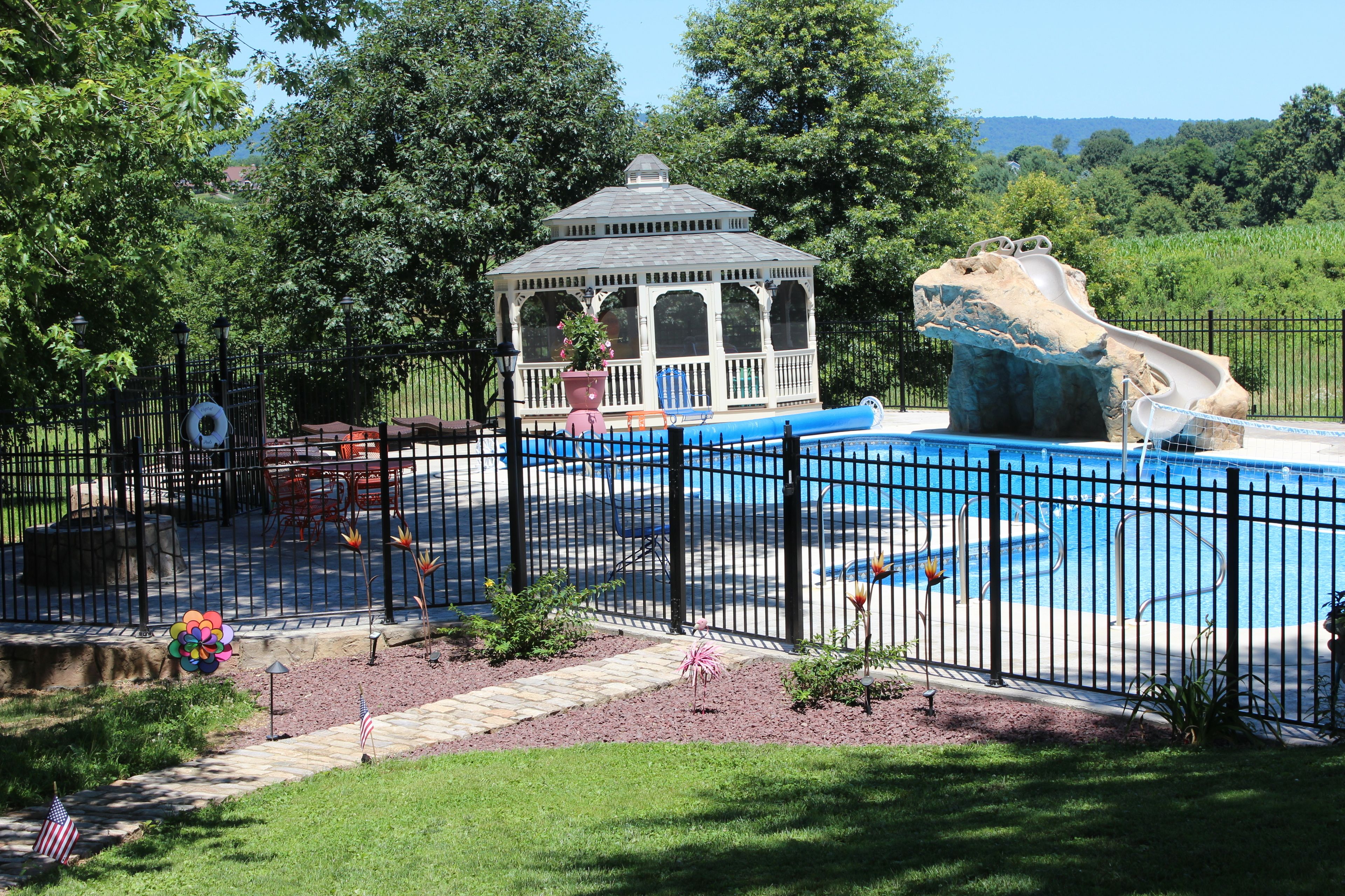 Piscina exterior sazonal, guarda-sóis, espreguiçadeiras 