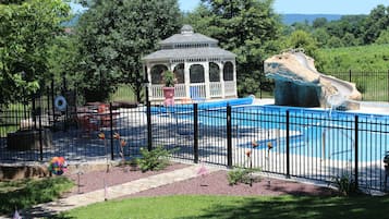 Piscina exterior sazonal, guarda-sóis, espreguiçadeiras