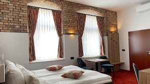 Cofres nos quartos, Wi-Fi de cortesia, roupa de cama
