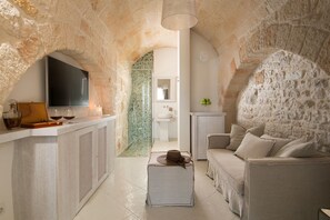 Suite de Luxo, vista para o mar | Casa de banho | Um polibã, um chuveiro fixo, produtos de higiene exclusivos 