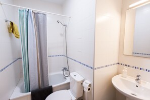 Um polibã, um secador de cabelo, toalhas fornecidas 