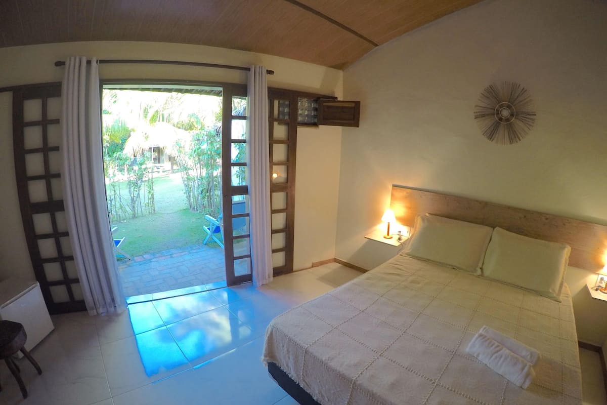 Quarto Duplo Superior, 1 cama queen-size, junto ao jardim | Minibar, cortinas/cortinados opacos, Wi-fi grátis 