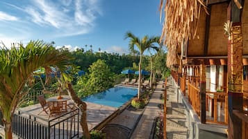 Bungalow Deluxe, 1 quarto, vista para a piscina | Vista para a colina