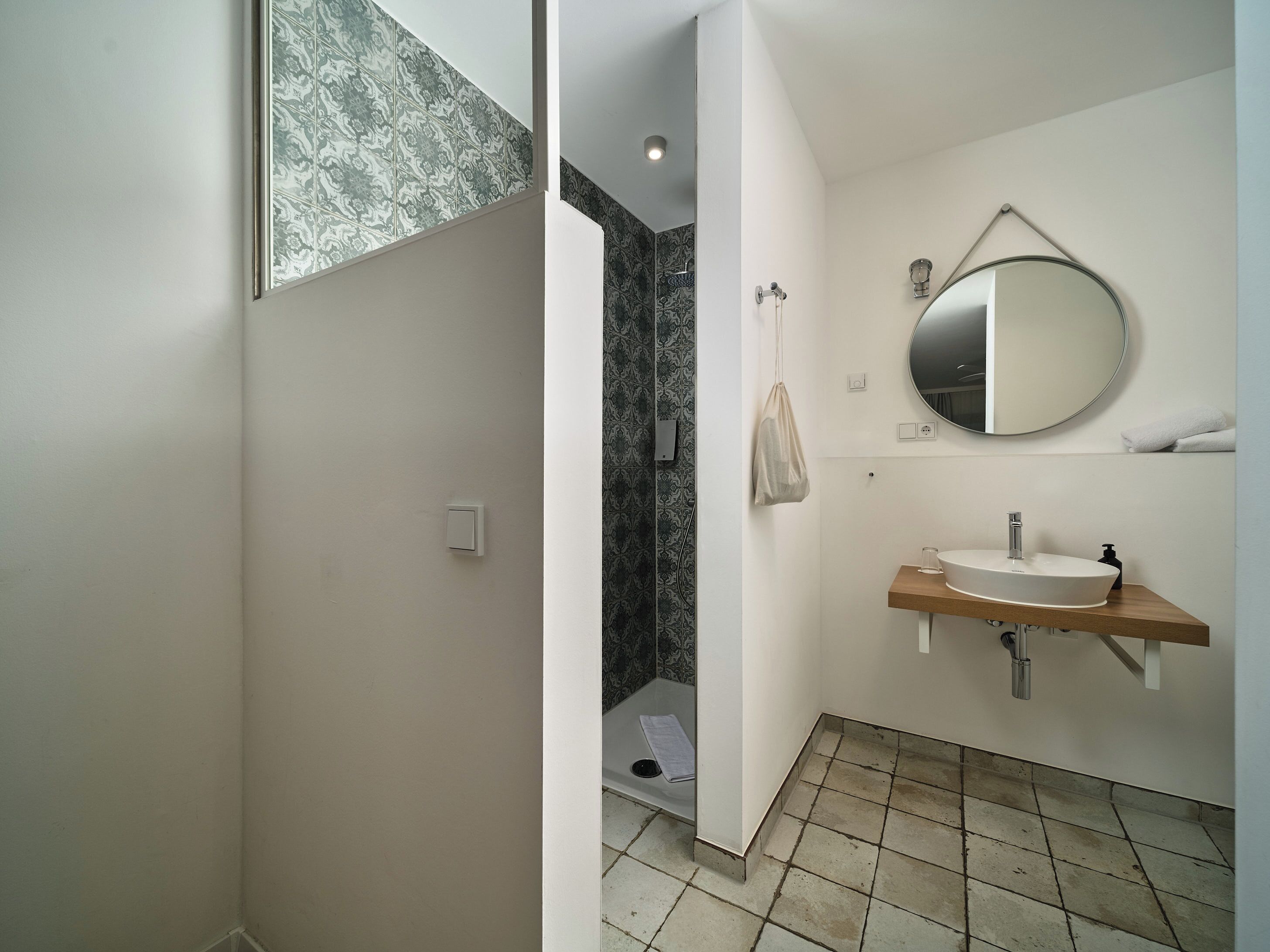 Quarto Duplo | Casa de banho | Um polibã, artigos de higiene pessoal grátis, um secador de cabelo 