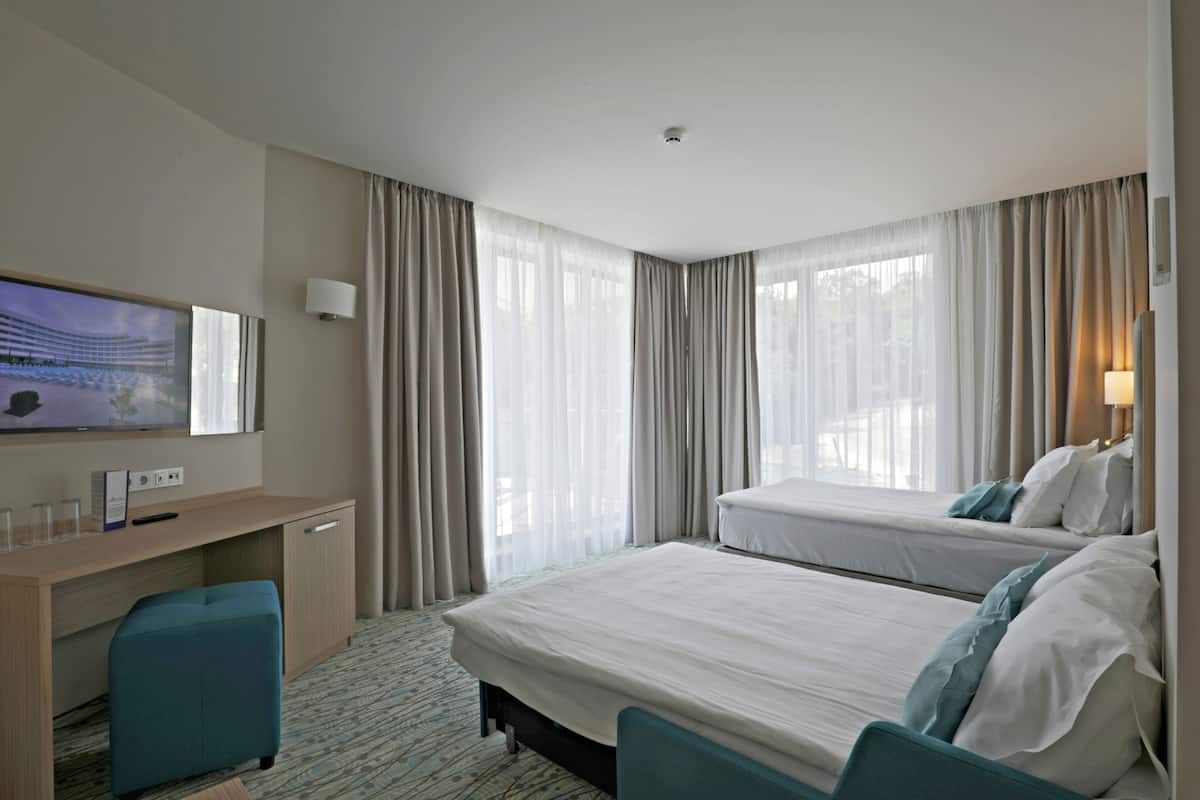 Quarto família | Roupas de cama premium, frigobar, cofres nos quartos, escrivaninha