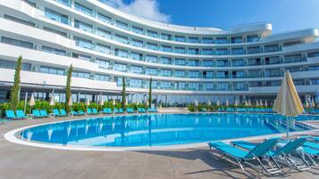 Piscina interna, piscina externa, funciona piscina, guarda-sóis