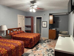 Quarto Duplo Básico, 2 camas de casal | Com decoração personalizada, com mobília individualizada, secretária