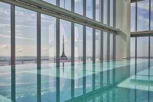Piscina interior, espreguiçadeiras 