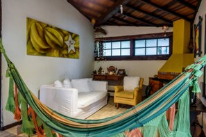 Casa Comfort, várias camas, não fumadores | Sala de estar | TV de ecrã plano 