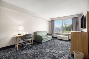 Suite, 2 camas queen-size, não fumadores (Efficiency) | Sala de estar | TV de ecrã plano 