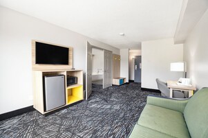 Suite, 1 cama king-size, não fumadores | Sala de estar | TV de ecrã plano 