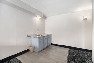 Suite, 2 camas queen-size, não fumadores (Efficiency) | Secretária, ferro/tábua de engomar, roupa de cama fornecida 