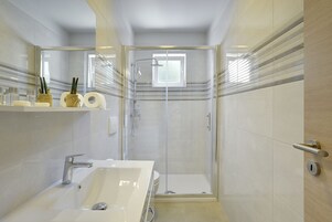 Estúdio, terraço (7) | Casa de banho | Um polibã, artigos de higiene pessoal grátis, um secador de cabelo