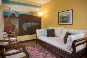 Suite Básica, 1 cama king-size, não fumadores | Sala de estar | TV de ecrã plano 