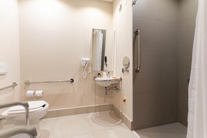 Quarto Standard PNE (Portador de Necessidades Especiais) | Casa de banho | Artigos de higiene pessoal grátis, um secador de cabelo 