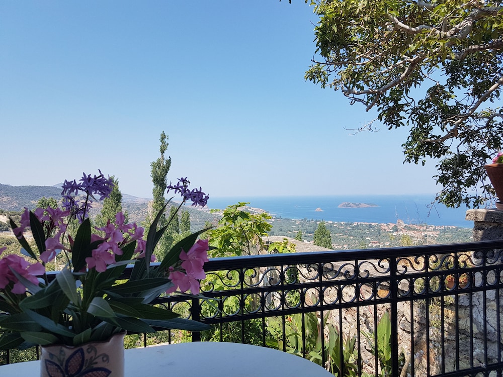 Villa Petri - A Beautiful Traditional House With Sea Views And Stunning Sunsets - Лесбос