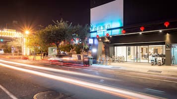 Fachada do alojamento (tarde/noite)