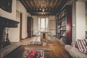 Apartamento luxo, 2 quartos | Área de estar