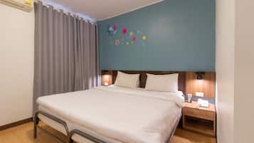 Quarto casal superior | Escrivaninha, cortinas blackout, Wi-Fi de cortesia