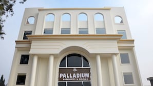 Um edifício com uma placa que diz 'Palladium Banquets & Rooms'.