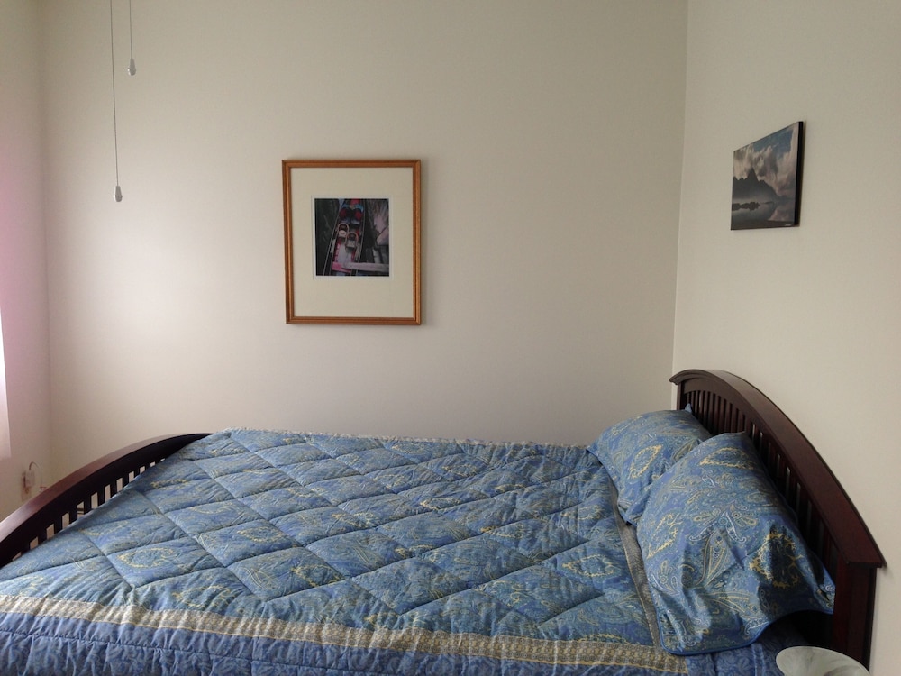 Historic Downtown Bristol Apartment - Rhode Island
