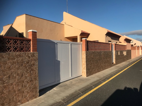 Private Villa Mit 3 Schlafzimmern In Corralejo Mit Wifi Und Beheiztem Pool, Uktv - Corralejo