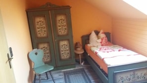 Quarto solteiro | Escrivaninha, cortinas blackout, Wi-Fi de cortesia, roupa de cama