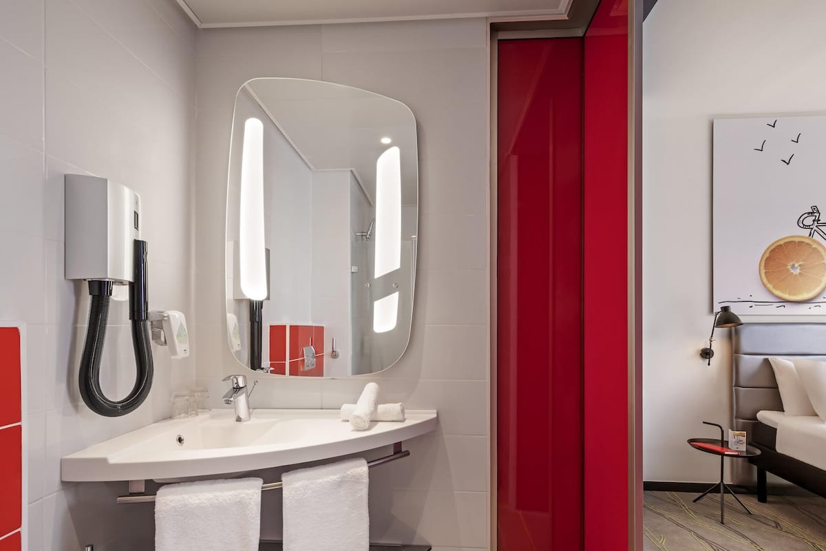 Cofre no quarto, secretária, berços/camas para crianças grátis