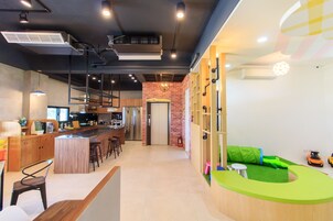 Área de estar no saguão