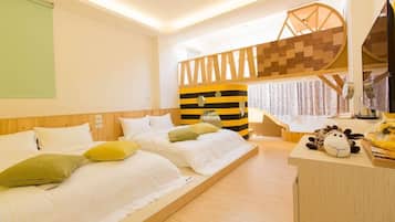 Quarto quádruplo conforto | Frigobar, escrivaninha, cortinas blackout, quartos à prova de som