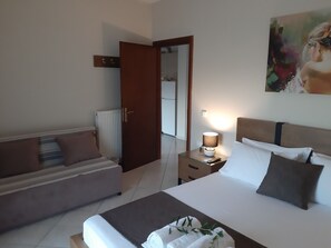 Apartamento luxo, 2 quartos | 2 quartos, cofres nos quartos, individualmente decorados