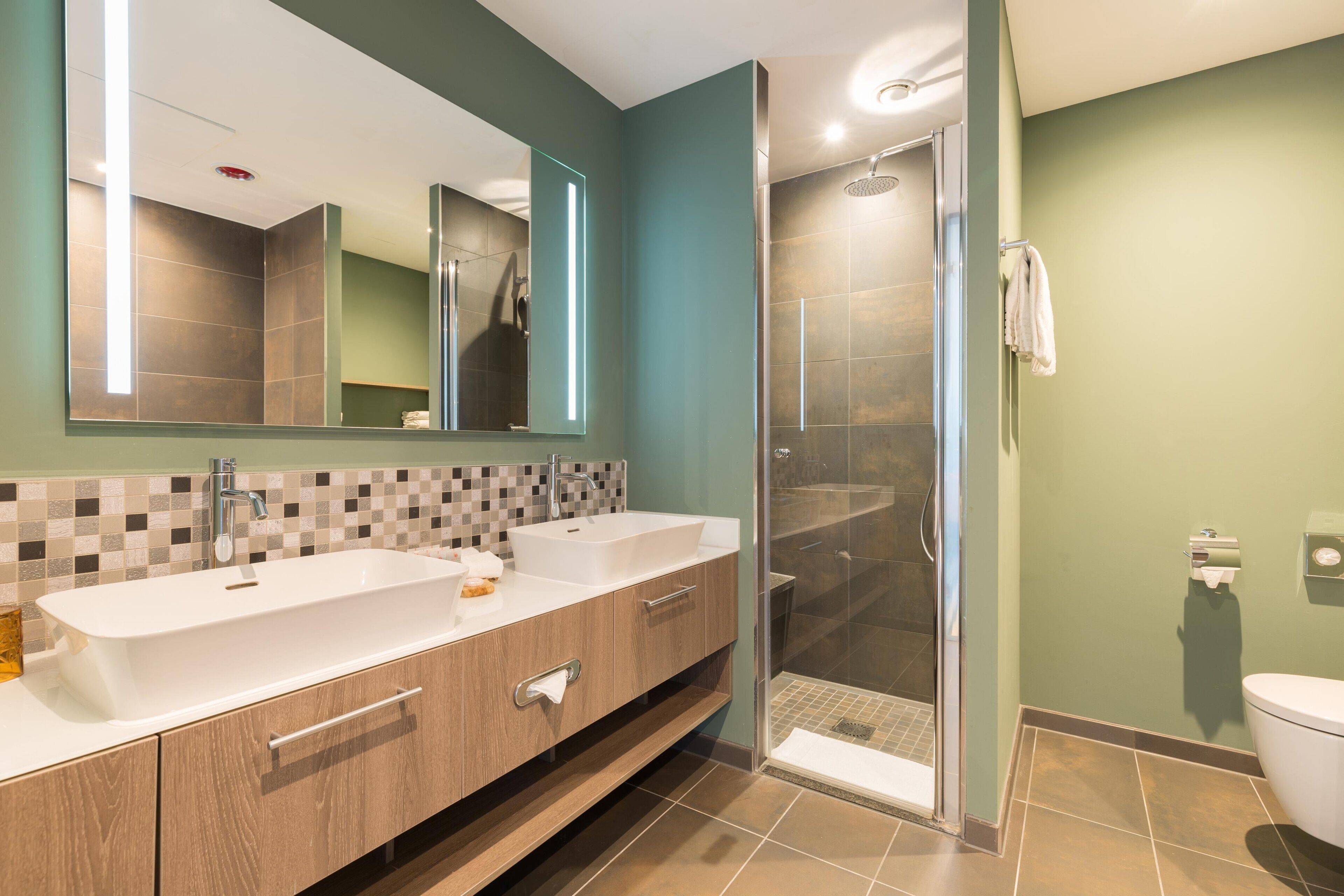 Quarto Triplo Deluxe (Upper Floor) | Casa de banho | Um polibã, um chuveiro fixo, produtos de higiene exclusivos 
