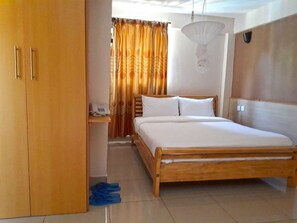 Quarto casal de uso individual, para não fumantes | Escrivaninha, Wi-Fi de cortesia, roupa de cama