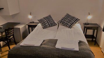 Quarto Duplo, casa de banho privativa (Small) | Secretária, cortinas/cortinados opacos, quartos insonorizados 