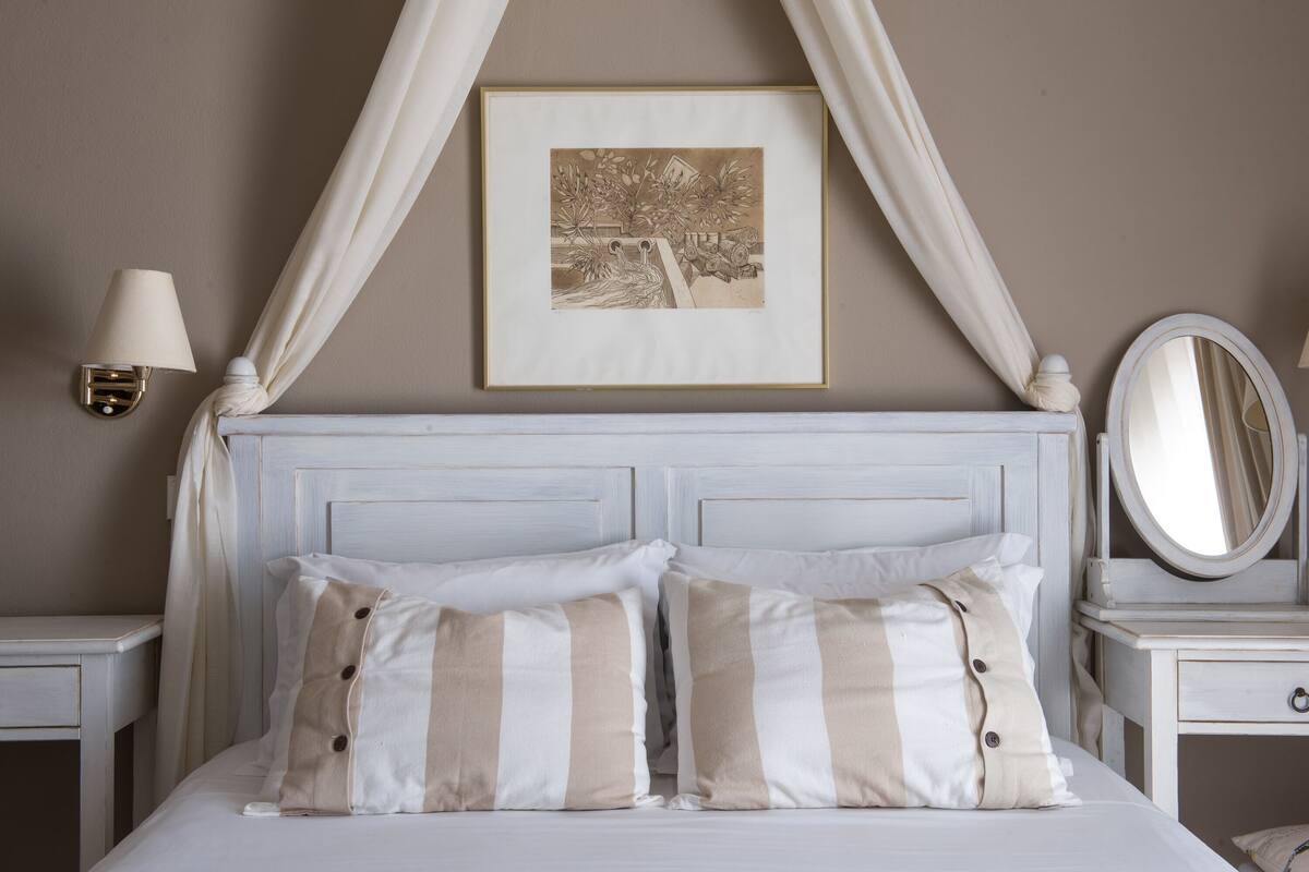 Estúdio, vista para o mar (21) | Cofre no quarto, com decoração personalizada