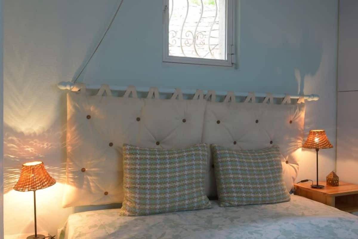 Villa Palmina | Cofre no quarto, com decoração personalizada